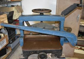 Lot #29: Challenge Paper Cutter 193 - Manual Operated on Original Base ...